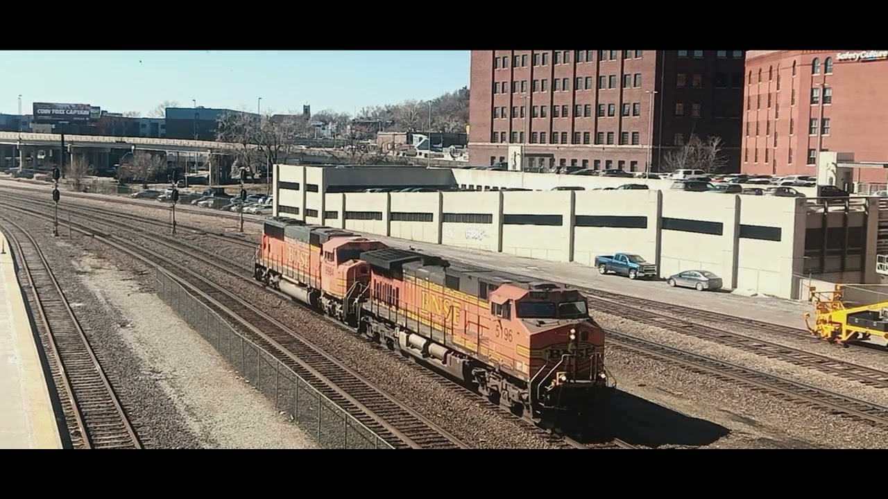 BNSF 5196 Leading with BNSF 9984 sd70 Mac Relocating power units on ...