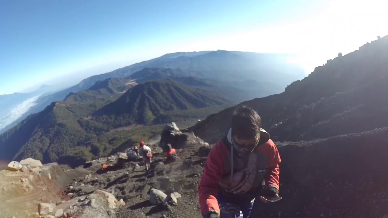Keindahan puncak tertinggi di pulau jawa 3676 mdpl " Mahameru " - YouTube