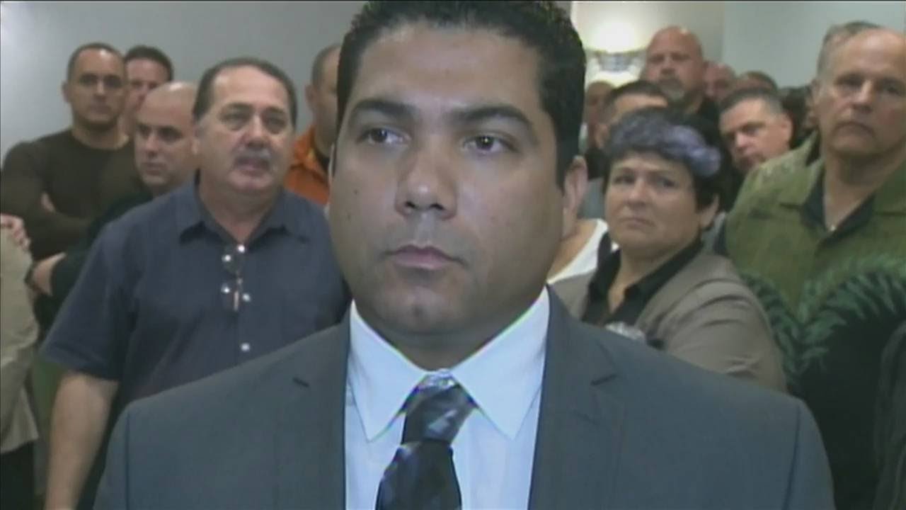 Peter Peraza receives support as he enters not guilty plea - YouTube