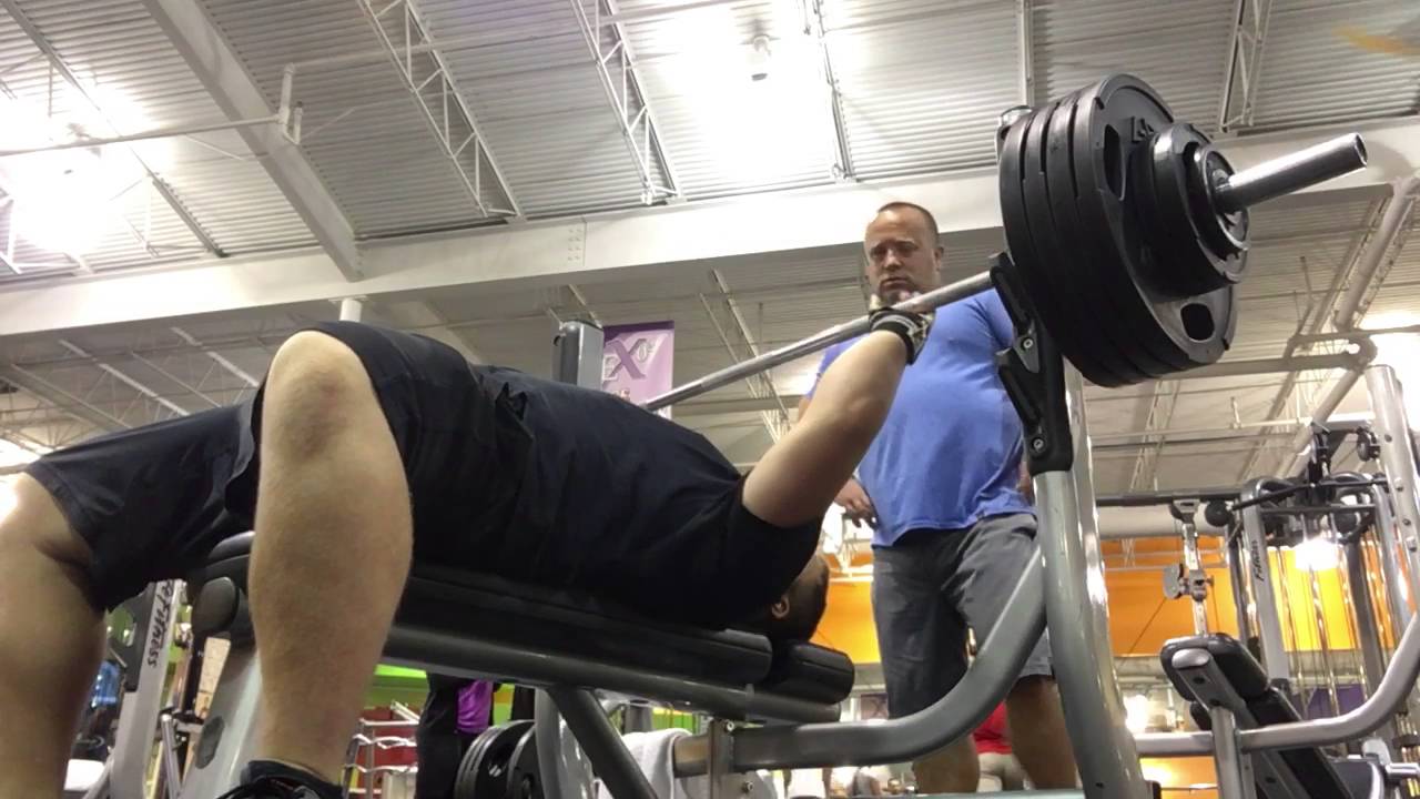18 year old bench pressing 450 lbs raw (204 kg) - YouTube