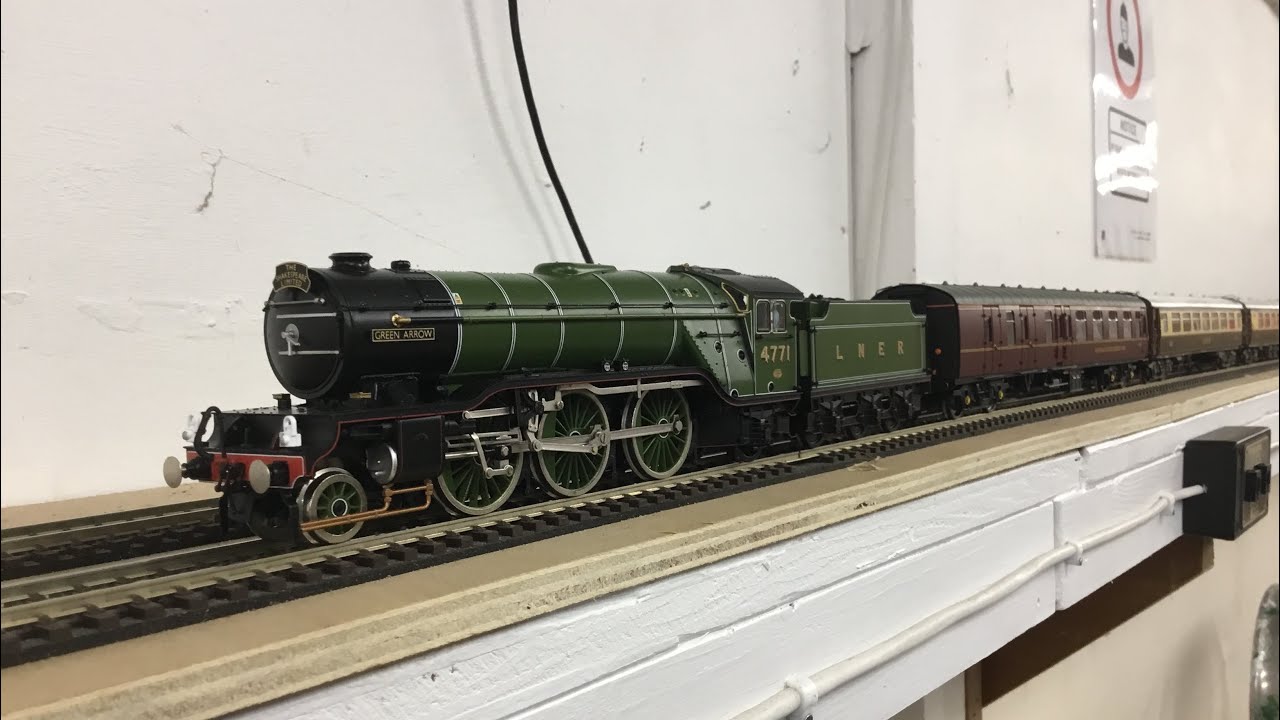 Bachmann/Locomotion LNER V2 4771 Green Arrow. - YouTube