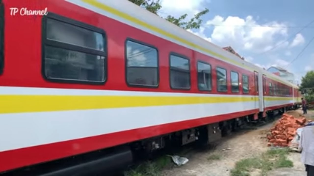 D13E - 705 kéo 5 toa xe của Jinxin do Công ty Xe lửa Dĩ An đóng mới vào ...