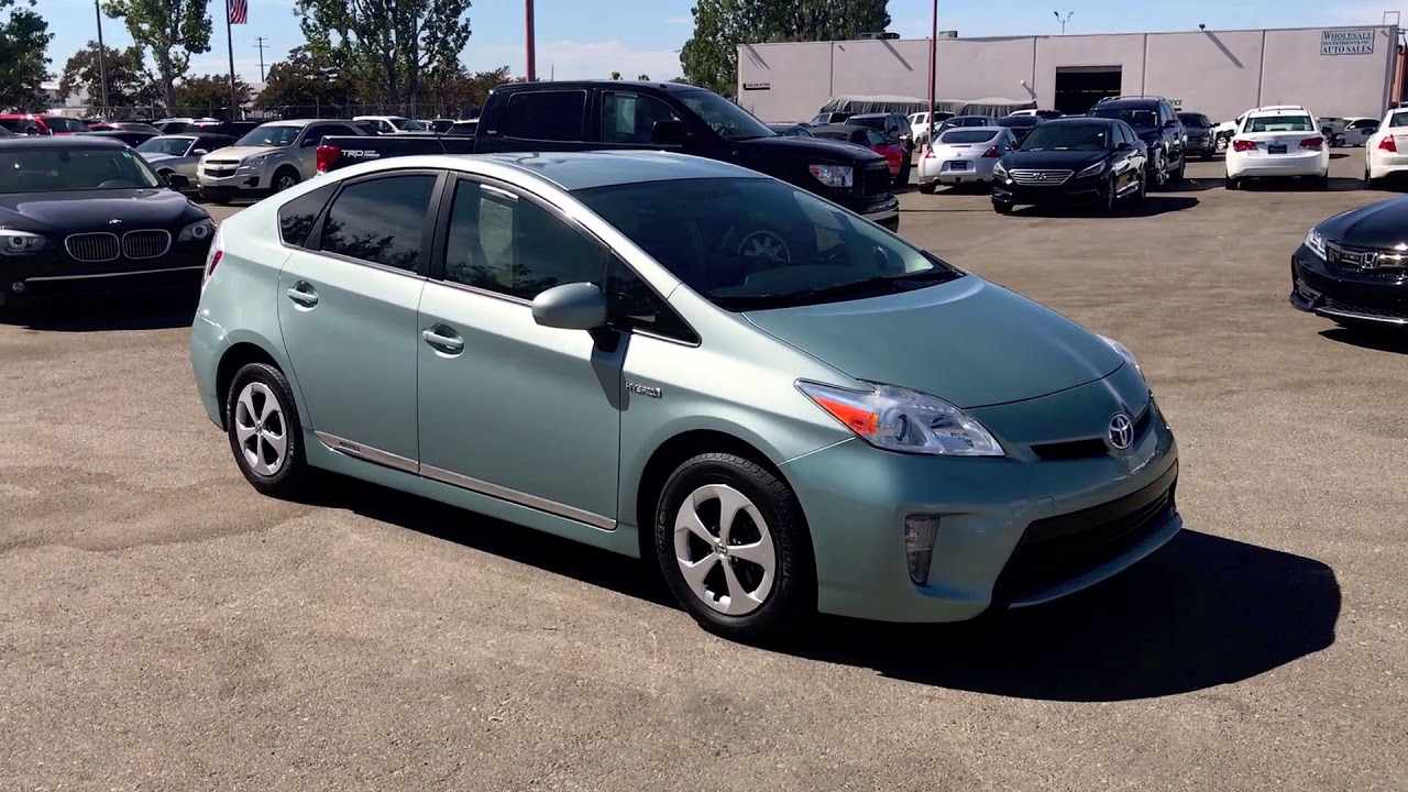 2013 Toyota Prius Three - Our Perspective - YouTube