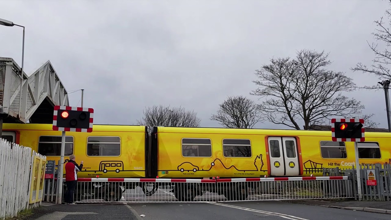 Hall Road Level Crossing (Merseyside) 31.03.2018 - YouTube