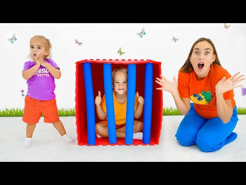 Alice ve Annesi Chris'e yardım etmek için gizli odalardan geçiyor