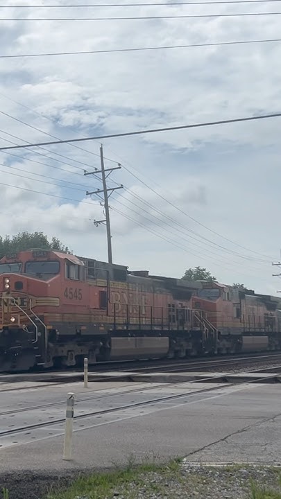 BNSF Dash-9 duo lead a short Manifest through Naperville! - YouTube