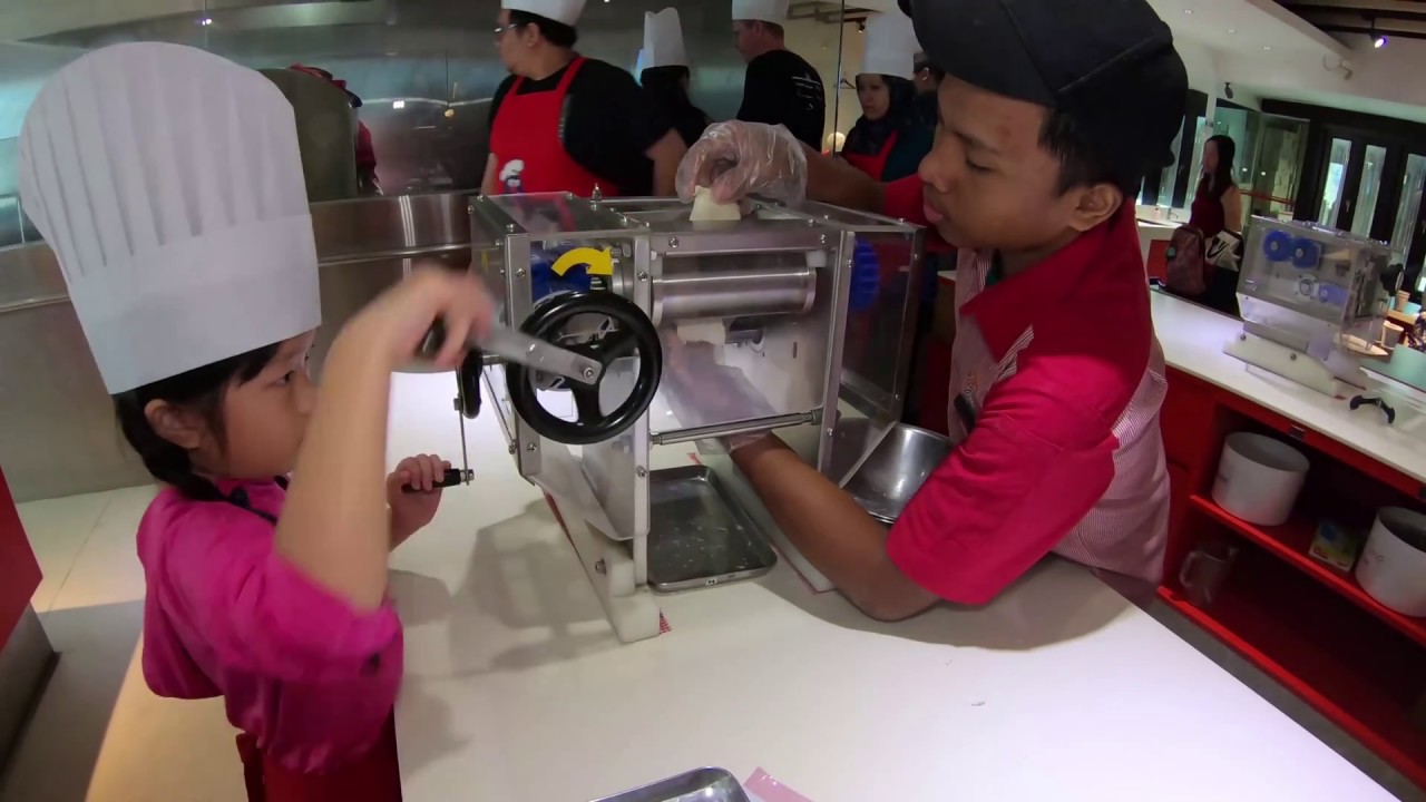 How Mamee Noodles Are Made - YouTube