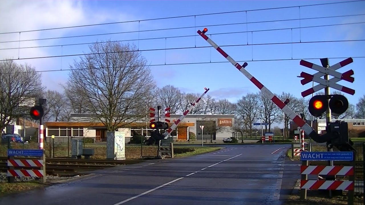 Spoorwegovergang Nieuw Amsterdam // Dutch railroad crossing - YouTube