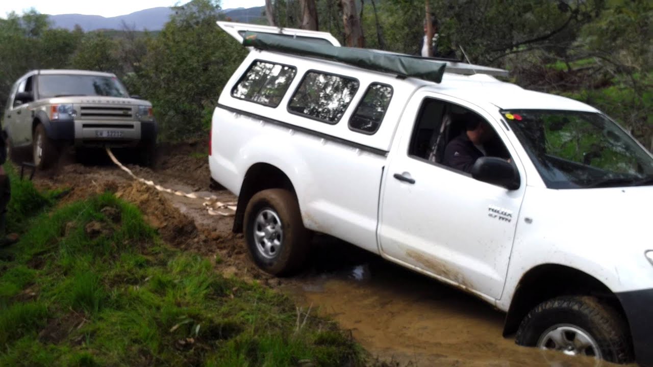 Kwaggaskloof 4x4 2012 - Disco3 frees Hilux stuck in mud - YouTube