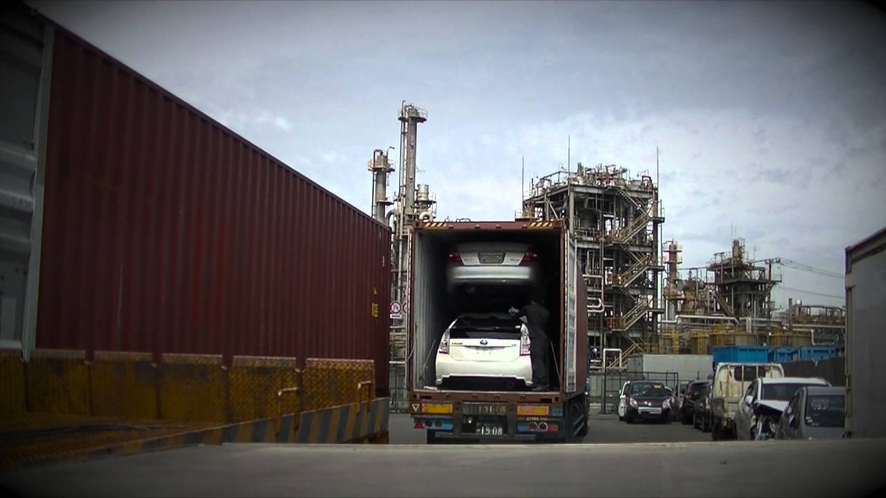 How to load vehicles in a container - YouTube