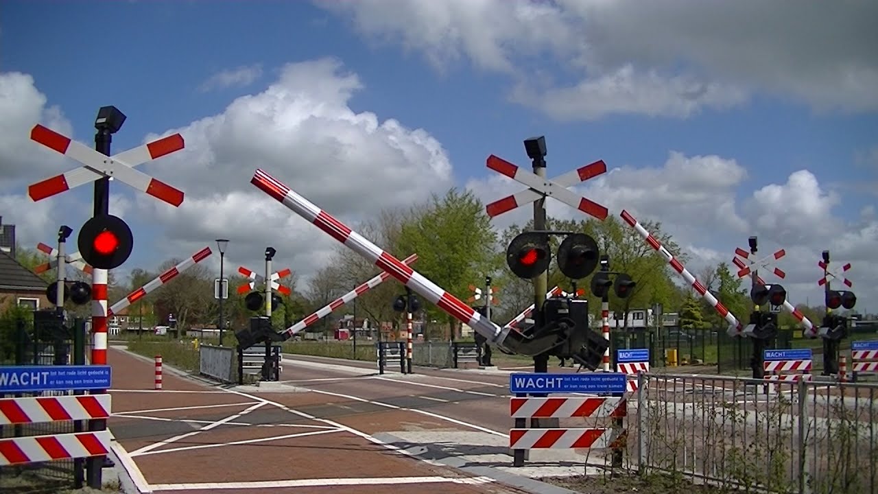 Spoorwegovergang Feanwâlden // Dutch railroad crossing - YouTube