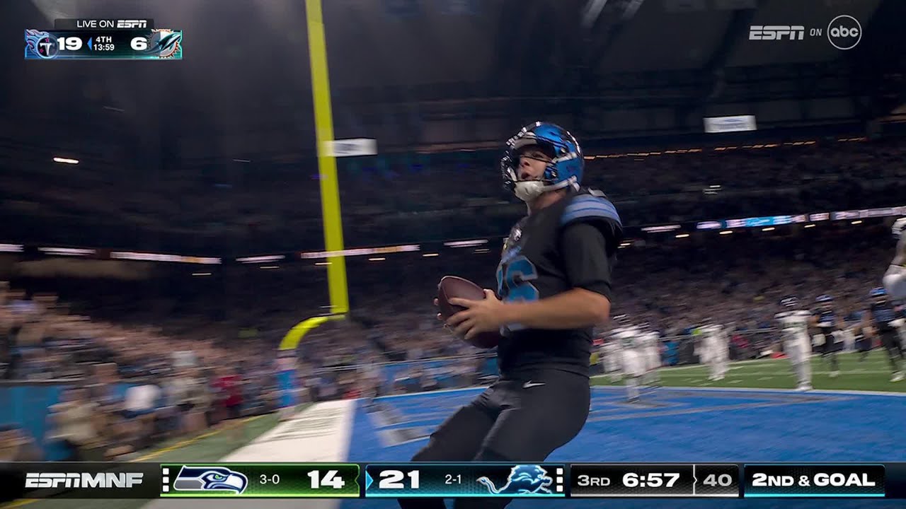 St. Brown throws TD pass to Goff via tricky design - YouTube