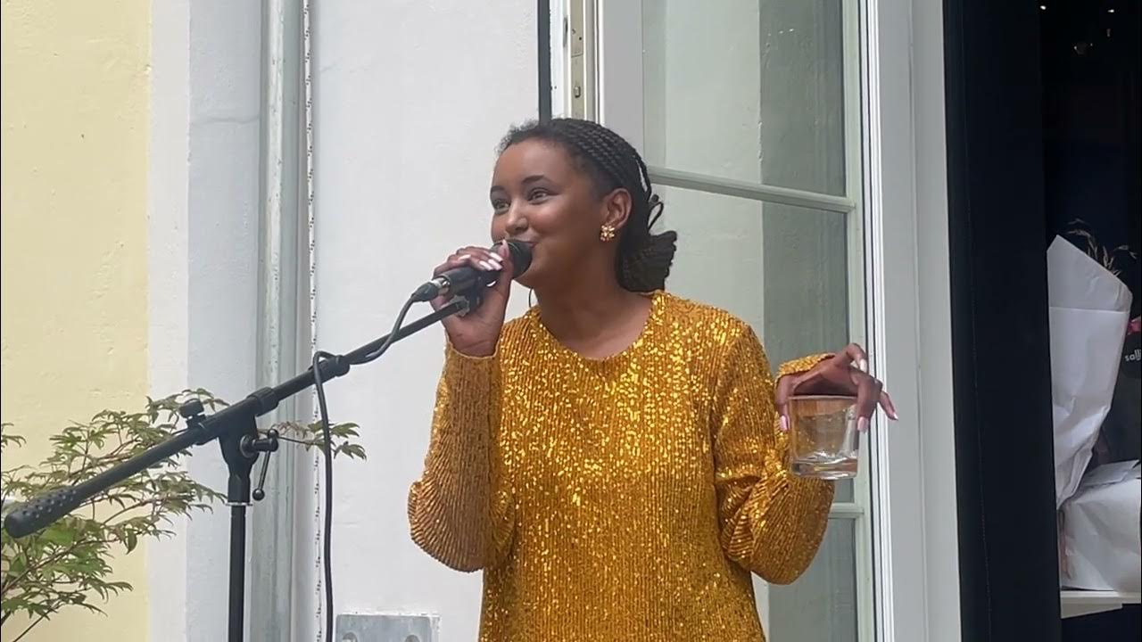 Amina Elmis velkomst ved udgivelsen af Barbar - YouTube