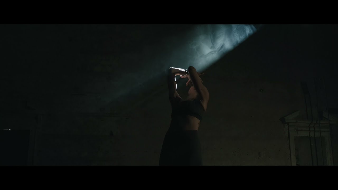 Giulia - Yoga Session (Intro) // Shot on Fuji XT4 - YouTube