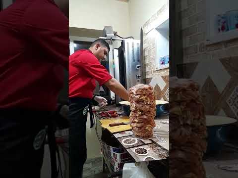 toyuq ətinin dönər şişinə vurmaq üsulu.Tavuk etinden en iyi döner yapma üsulü.