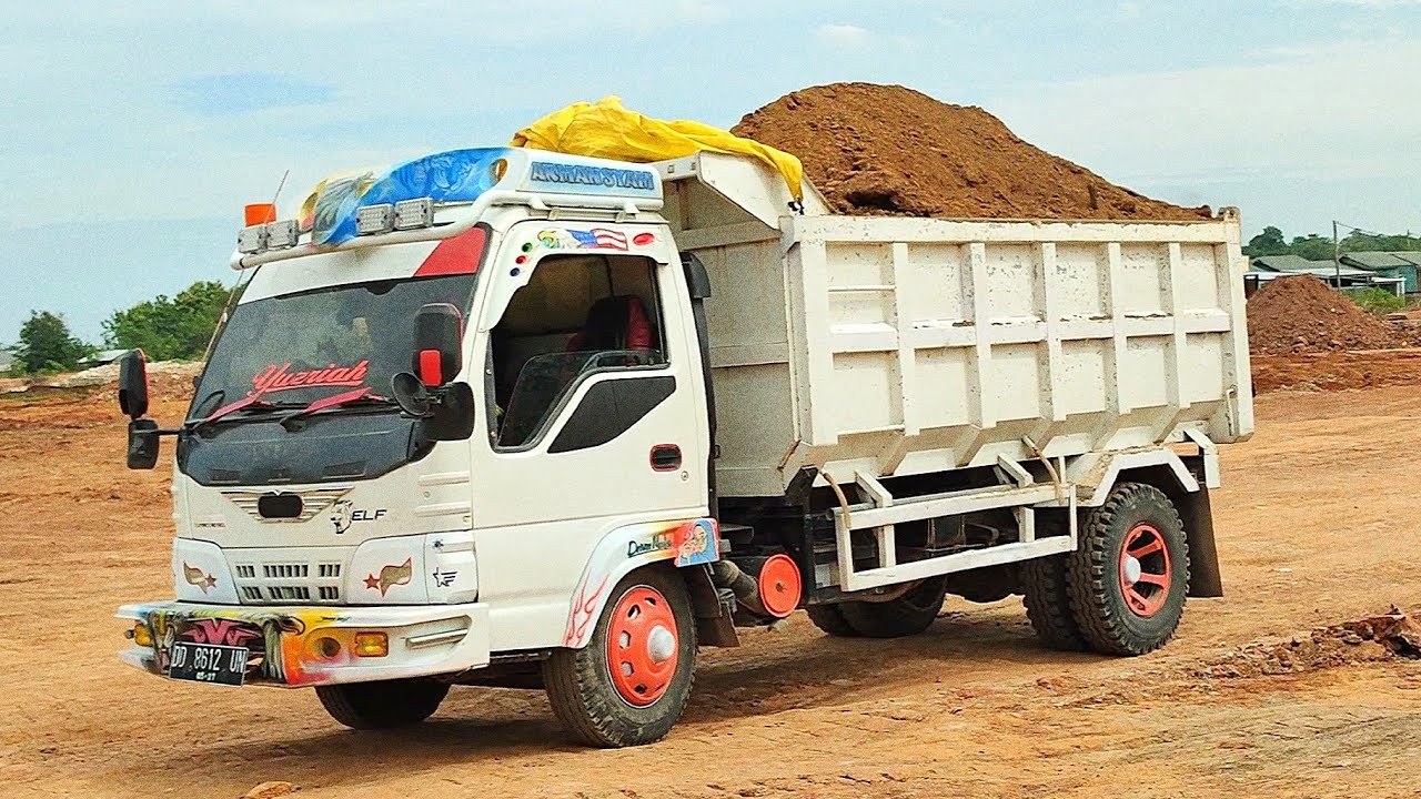Mobil Truk Pengangkut Tanah Bongkar Muatan - YouTube