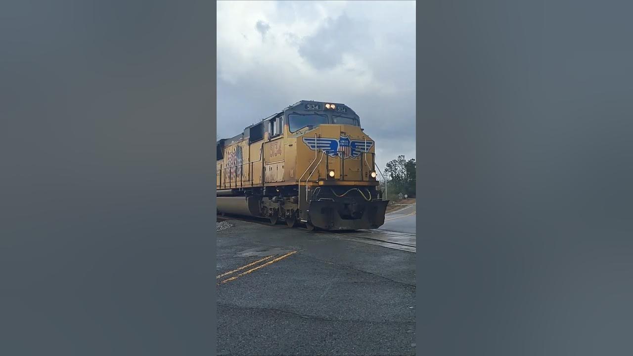 Flared SD70M/GE! UP #5134 leads a fast/long WB UP M-NOEW14 out of Livonia, Louisiana!!! - YouTube