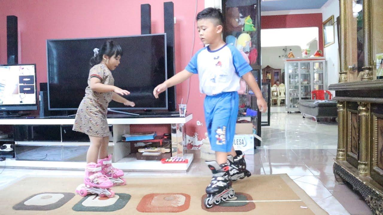 Terjatuh berkali kali belajar main sepatu roda terus lanjut bermain ...