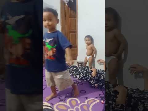 drama mau mandi 2 bocil.. akhirnya mandi ga ya..