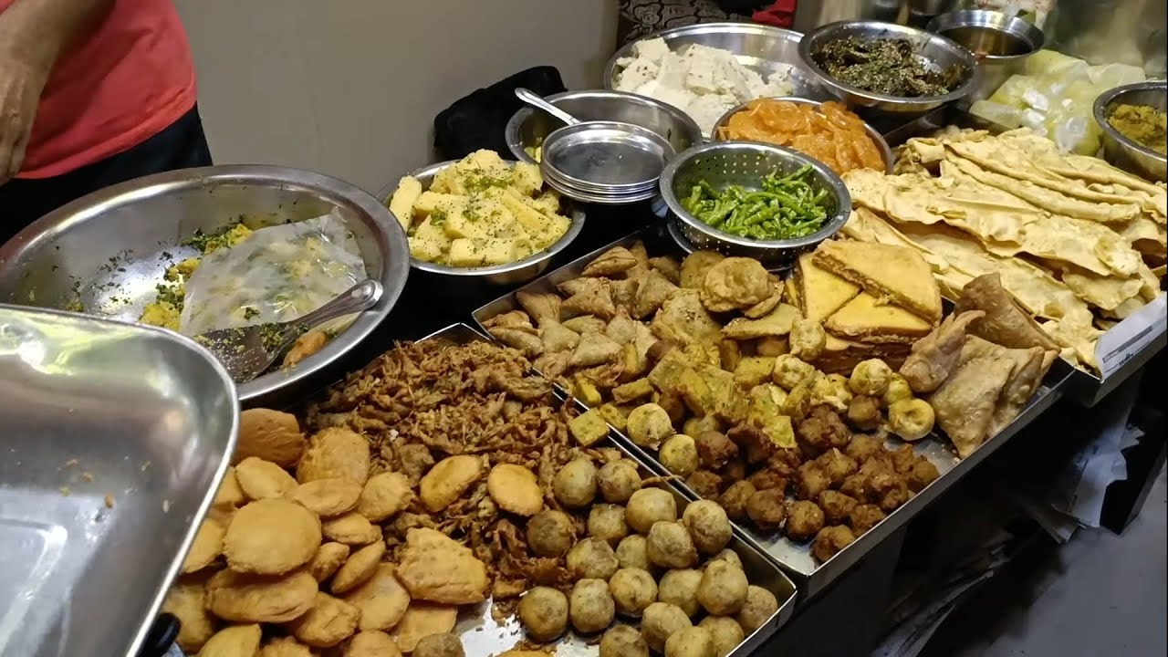 Surat's most famous Batata Puri | Surat Street food | Street Food ...