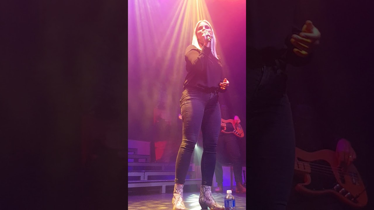 Demi lee moore -queen of hearts - YouTube