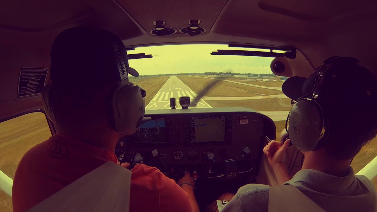 Student pilot taking laps around the pattern c172 - YouTube