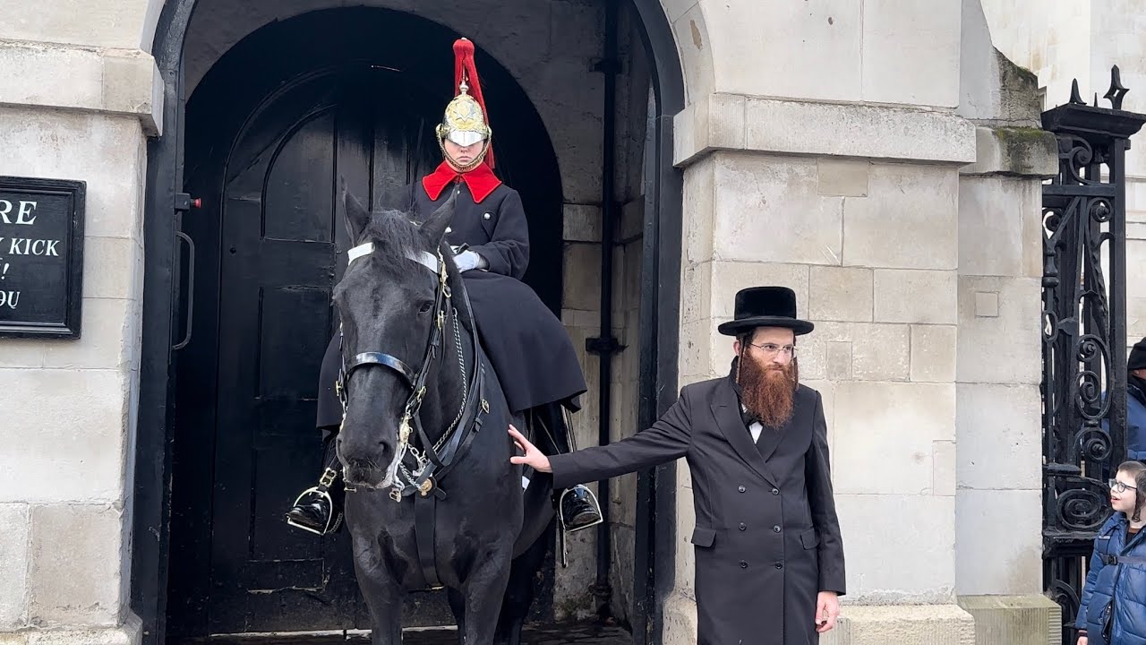 Beautiful Moments With The King’s Guards - YouTube