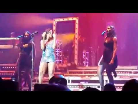 Toni Braxton konserde etek frikiği New Jersey