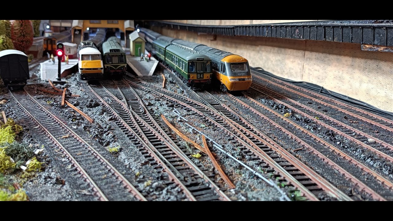 Model train railway, analogue vs digital control on OO gauge - YouTube