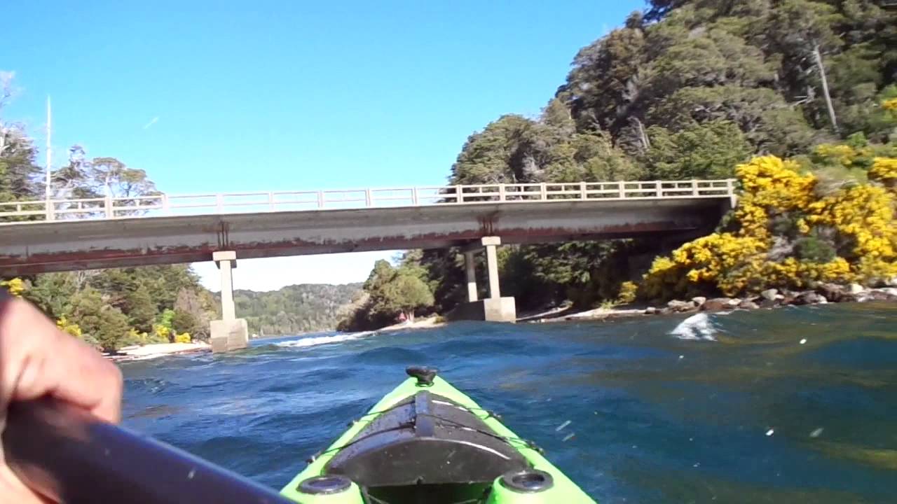 Kayak - Rocker Wave - Paso bajo el puente con oleaje y viento - YouTube