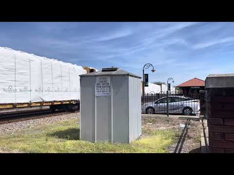 Railroad crossing - UP 6958 leads southbound in Russellville, AR (wayside horn version) - YouTube