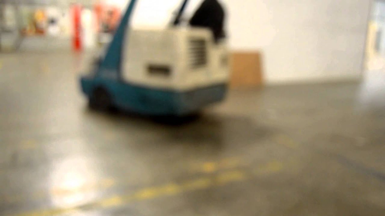 Tennant Model 6400 Electric Sweeper Running - YouTube