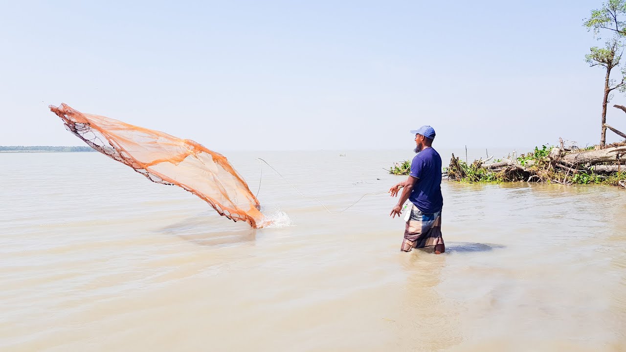 Wow, Really Amazing Net Fishing Video In River || Traditional River ...