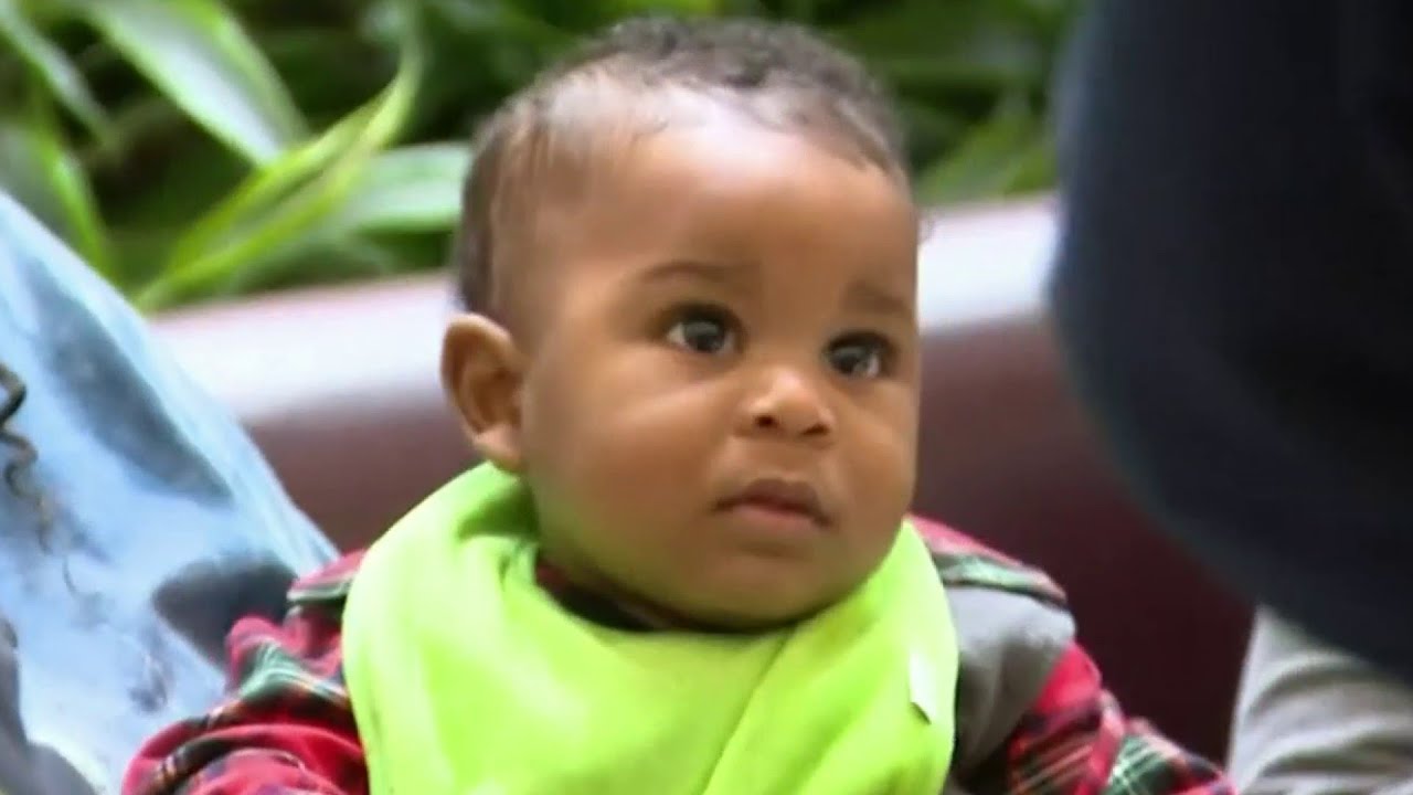 'America's most photogenic baby' at Oakland Mall in Troy - YouTube