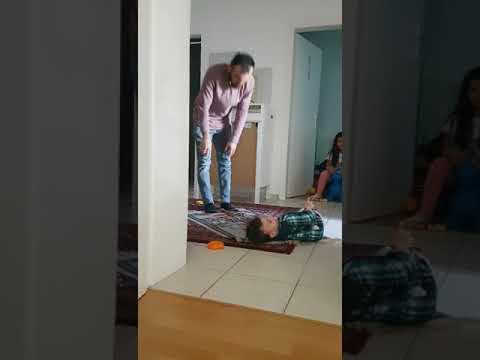 Namaz kılan bebek