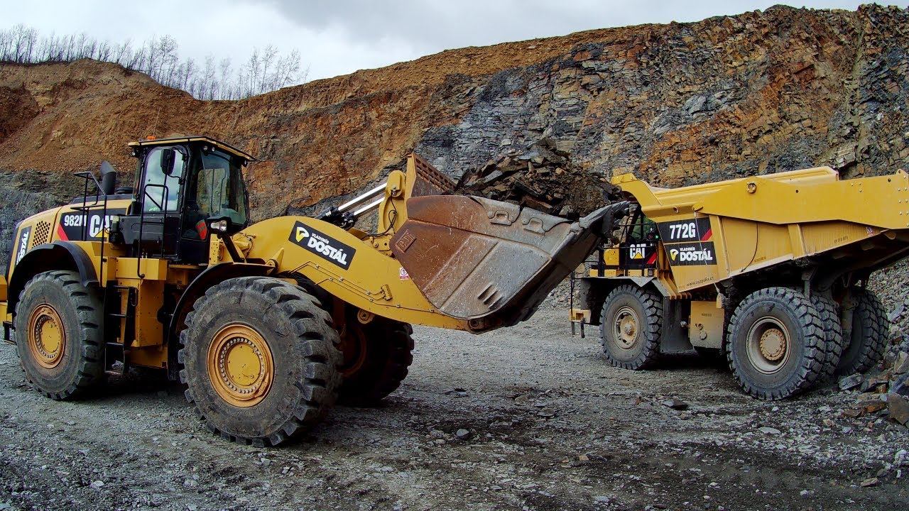 CAT 982M loading dumper CAT 772G - YouTube