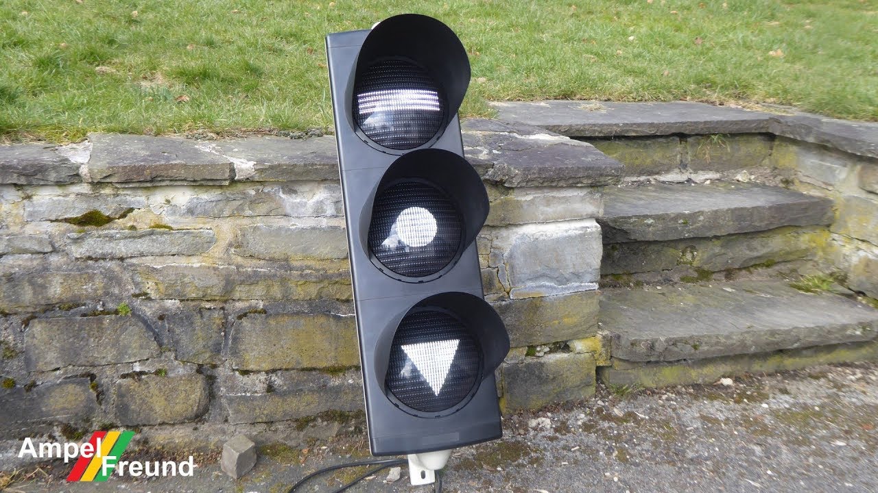 SWARCO Futura LED Tram Signal Ø210 (Black Lenses) - YouTube