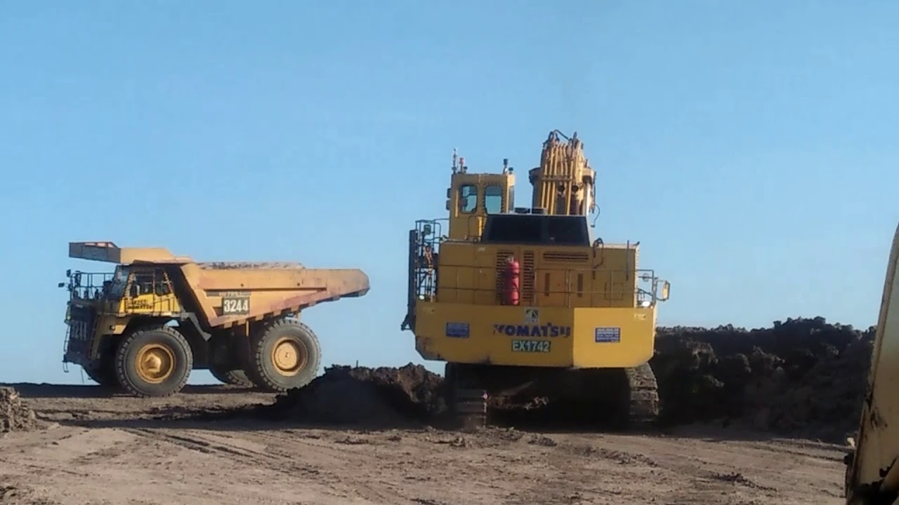 TOP LOADING PC-2000 vs HD 785 #KOMATSU - YouTube