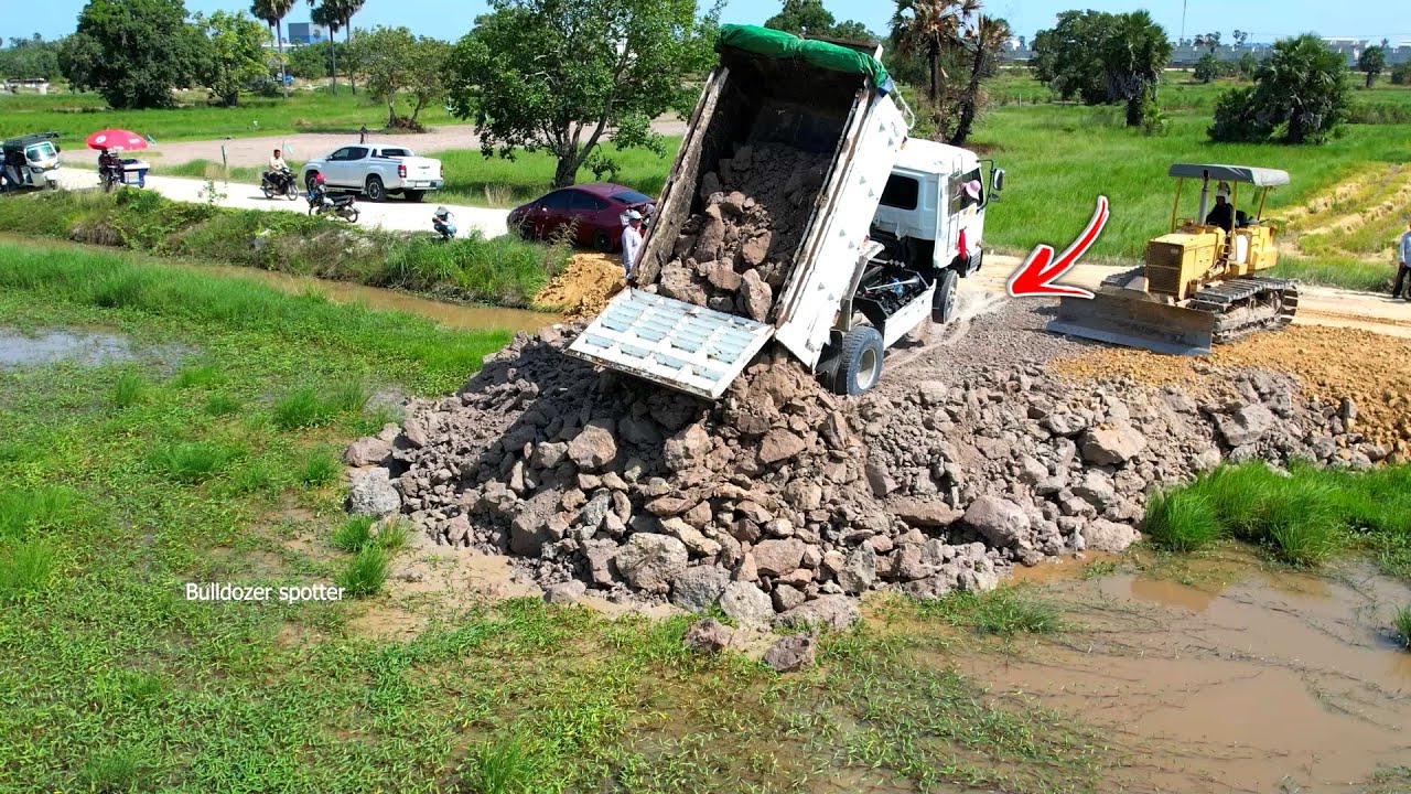 Be careful !! Dump truck unloading stone landfill with Expert Driver ...