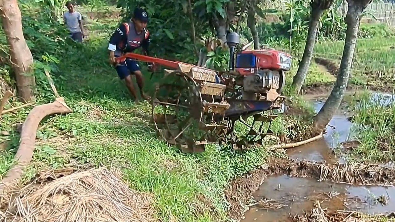 Traktor sawah nyingkal langsung garu dua petak kecil - YouTube