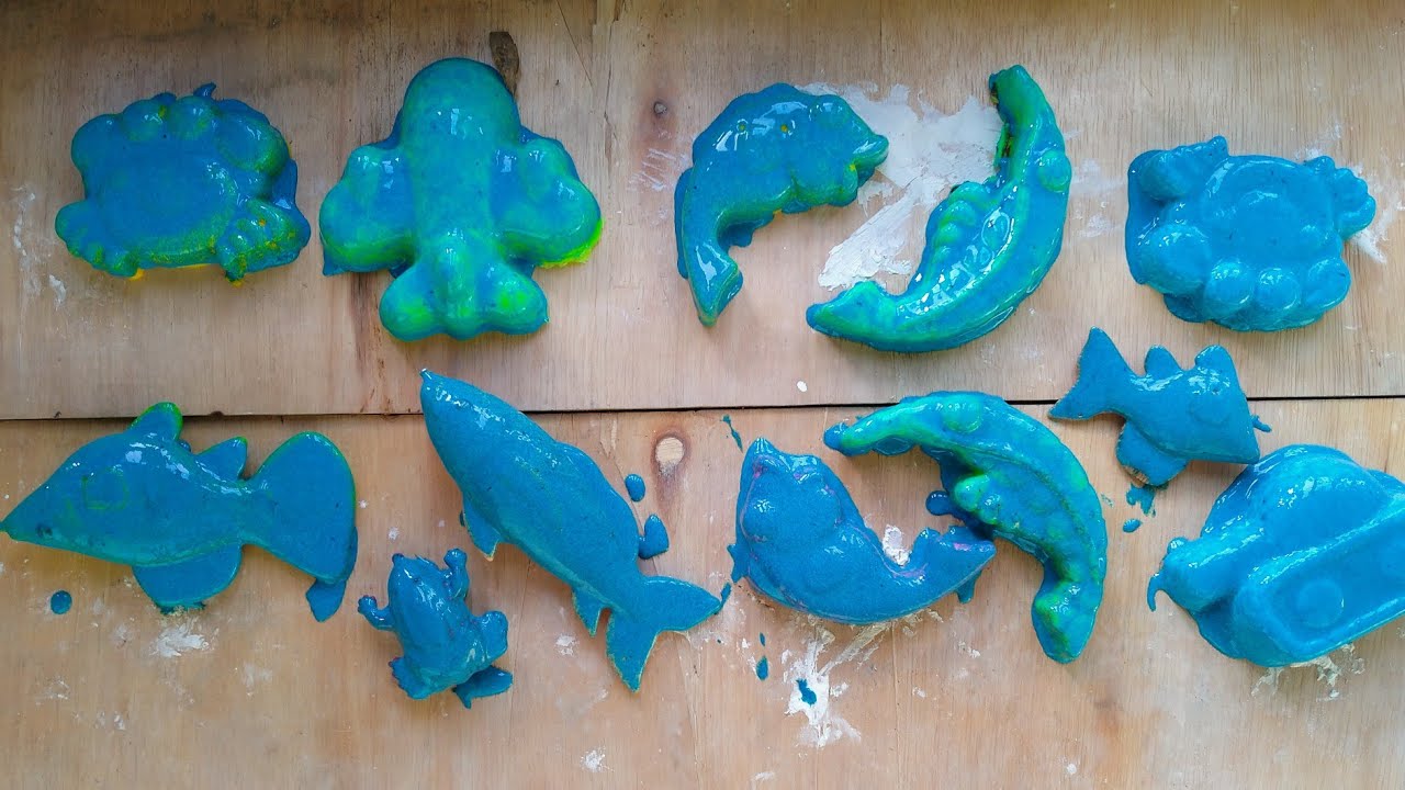 membersihkan mainan. Ikan mas, kerang, kepiting, udang, katak, mainan ...