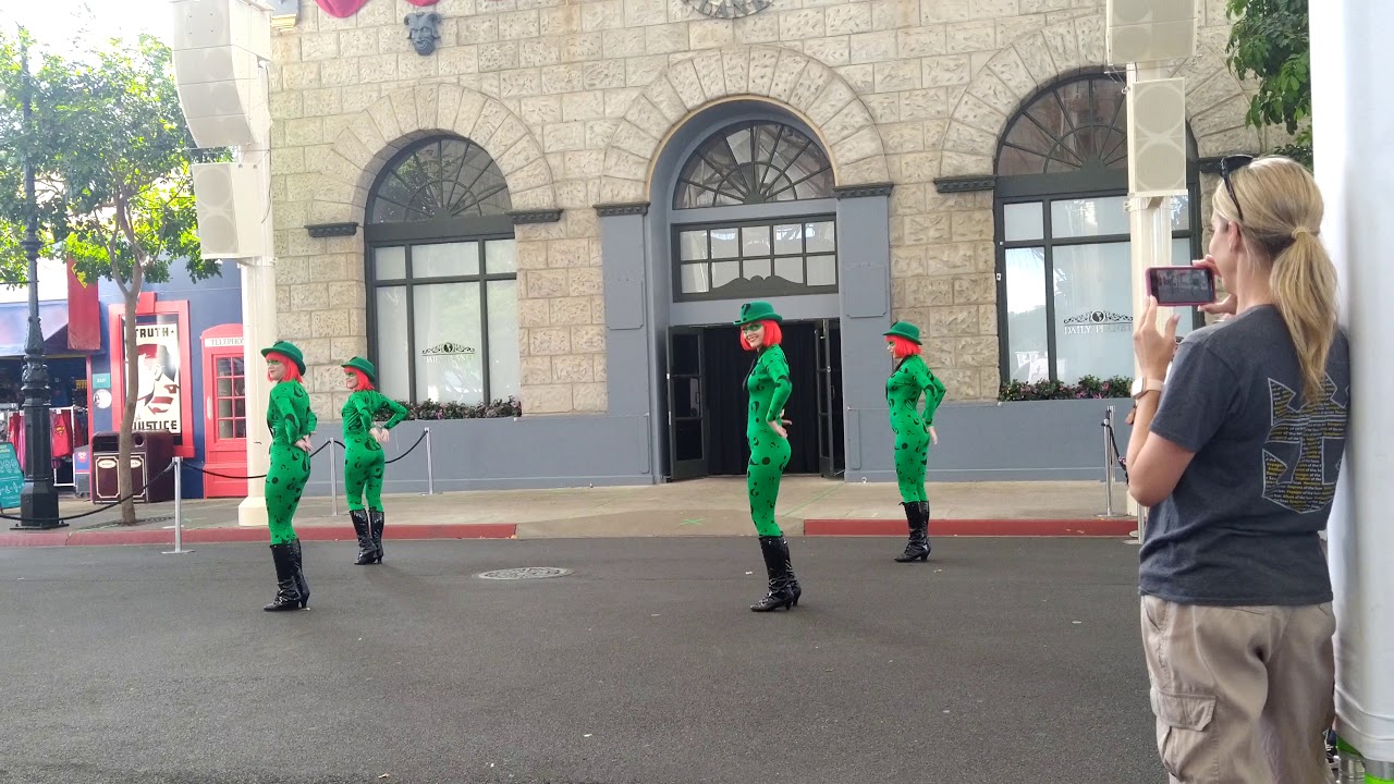 Riddler Dance Movieworld - YouTube