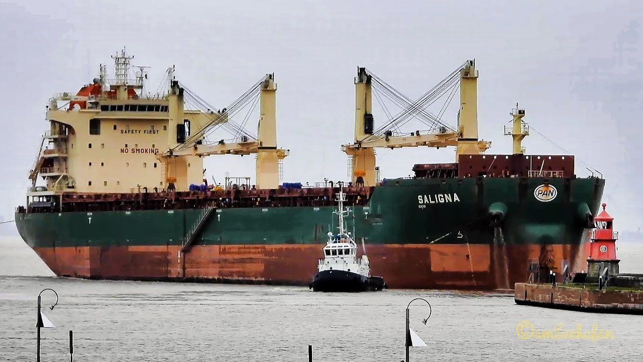 Seeschiff Frachter SALIGNA & Schlepper Emden tugs unberth geared cargo ...