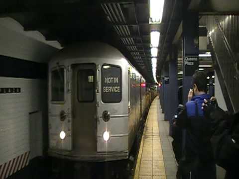 Railfan: R127 Garbage Train Passing Through Queens Plaza - YouTube