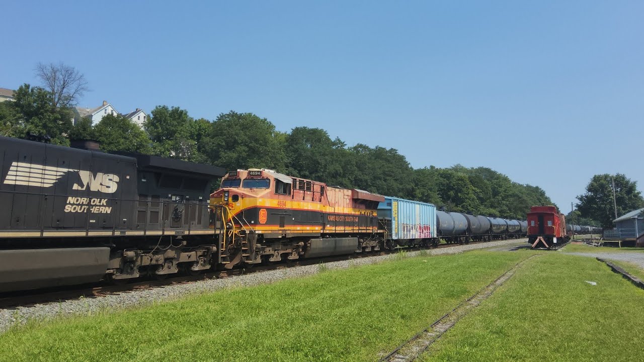 NS Lehigh line action in Phillipsburg NJ with UP, BNSF and KCS power - YouTube
