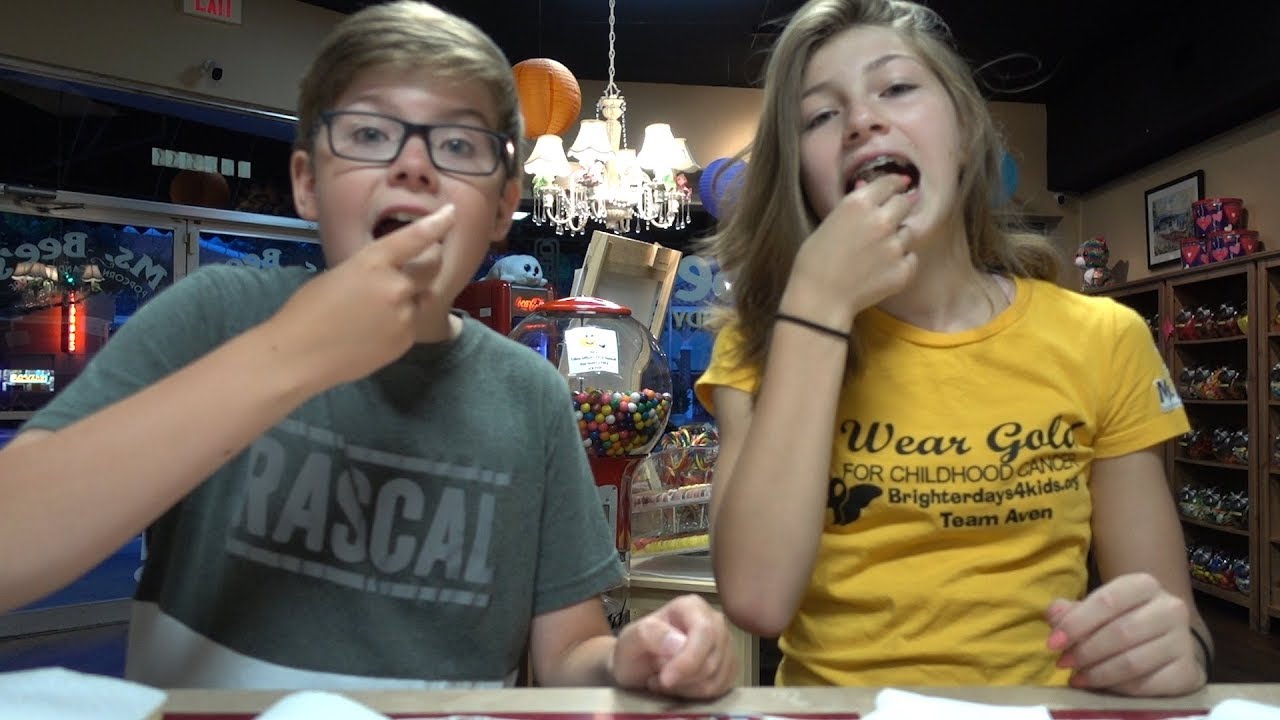 Popcorn taste challenge + eating a scorpion lolly @ Ms. Bees | VLOG ...