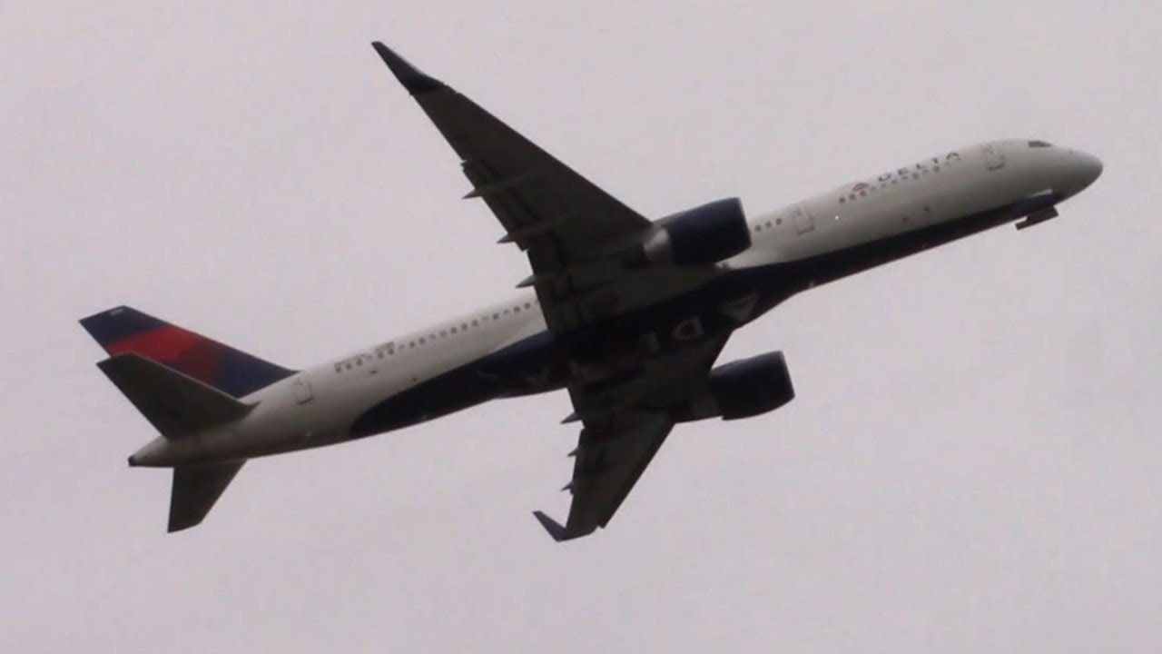 Delta Airlines Boeing 757-200 Overhead Takeoff from RSW - YouTube
