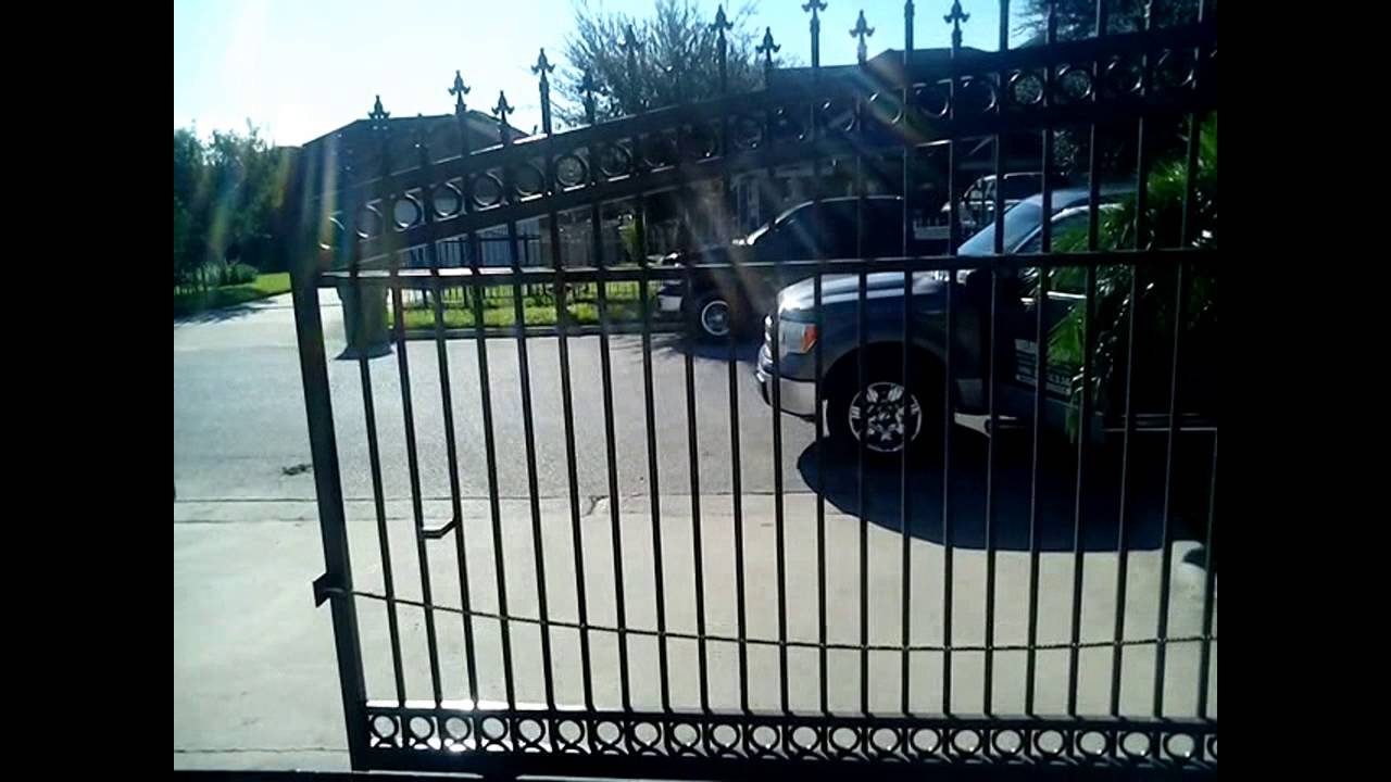 Opening a big gate with a Gate1 GA1000 electronic gate opener - YouTube