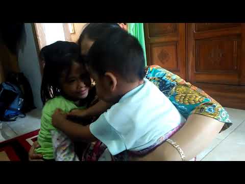 Rebutan mbah dan main sama tante kecil..