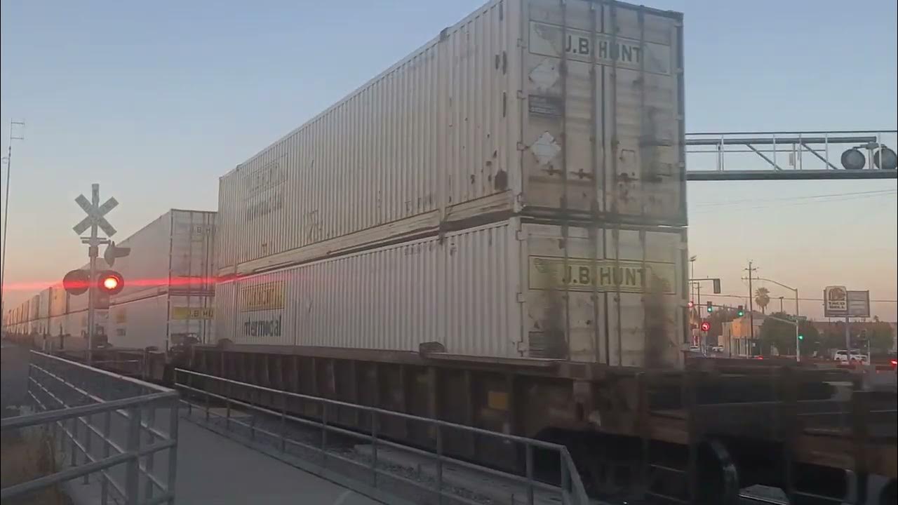 BNSF intermodal train passing Blackstone Ave Fresno ca - YouTube